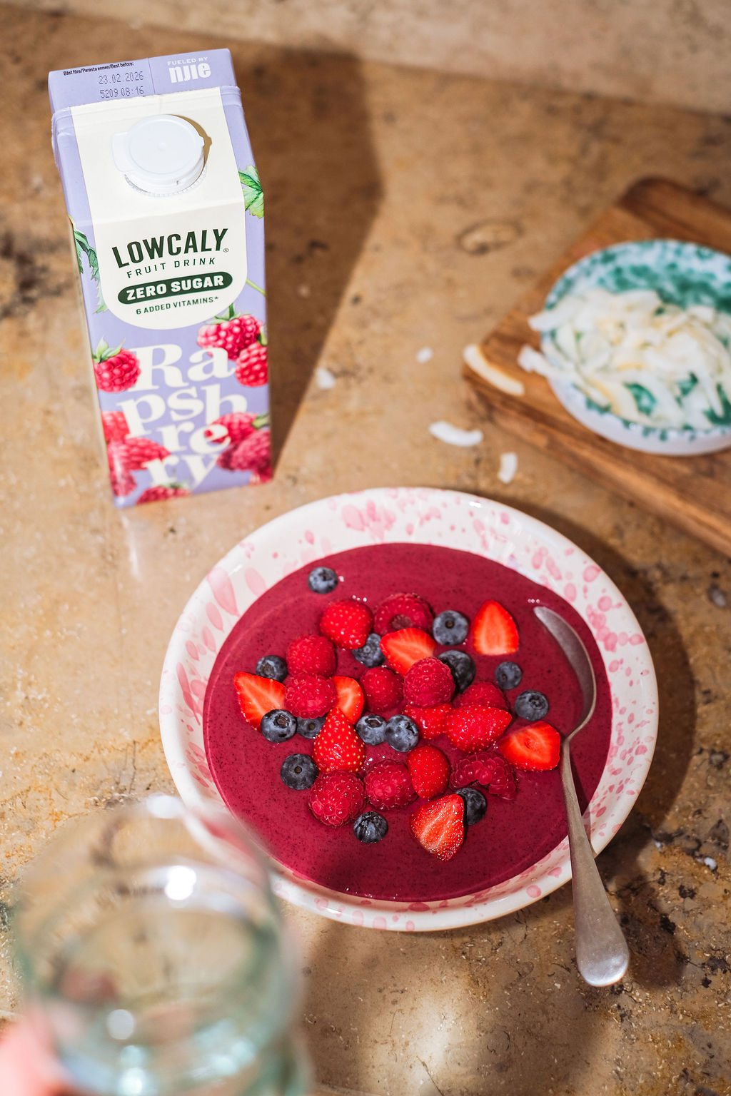 Berry Smoothie Bowl - Healthy Recipe with Lowcaly